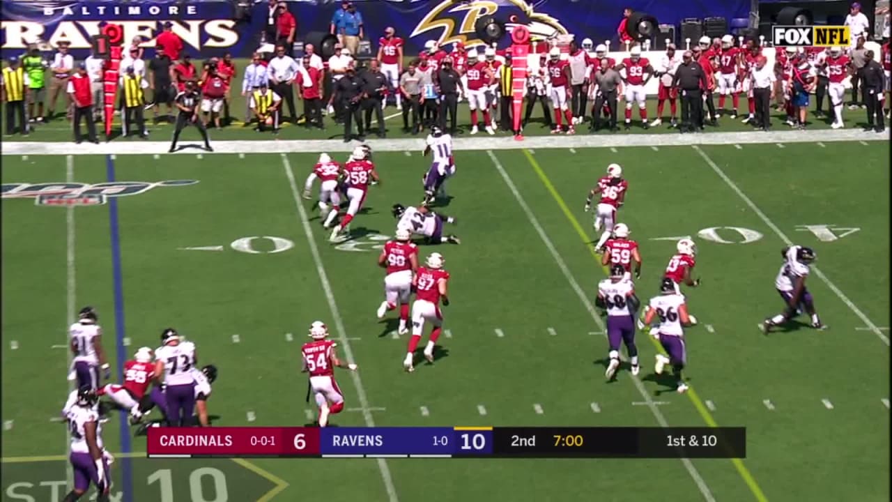 Lamar Jackson's slick fake handoff leads to elusive 18-yard dash