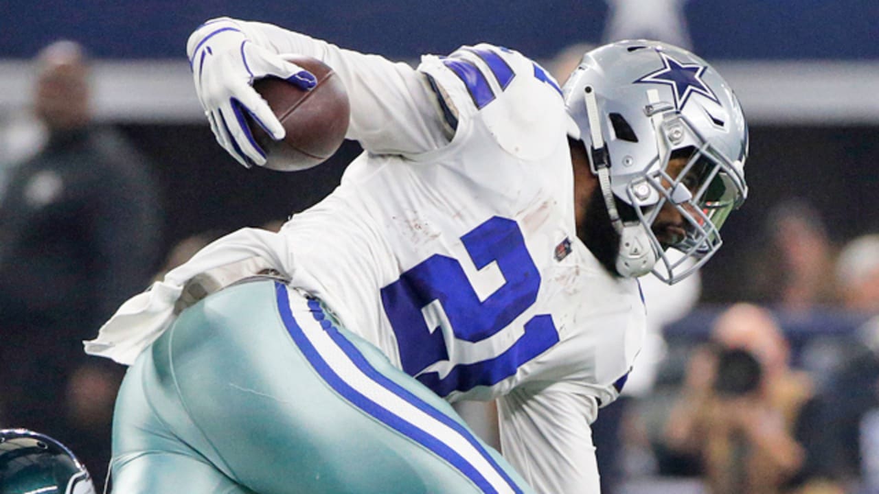 Zeke reaches out to convert key fourth-and-1