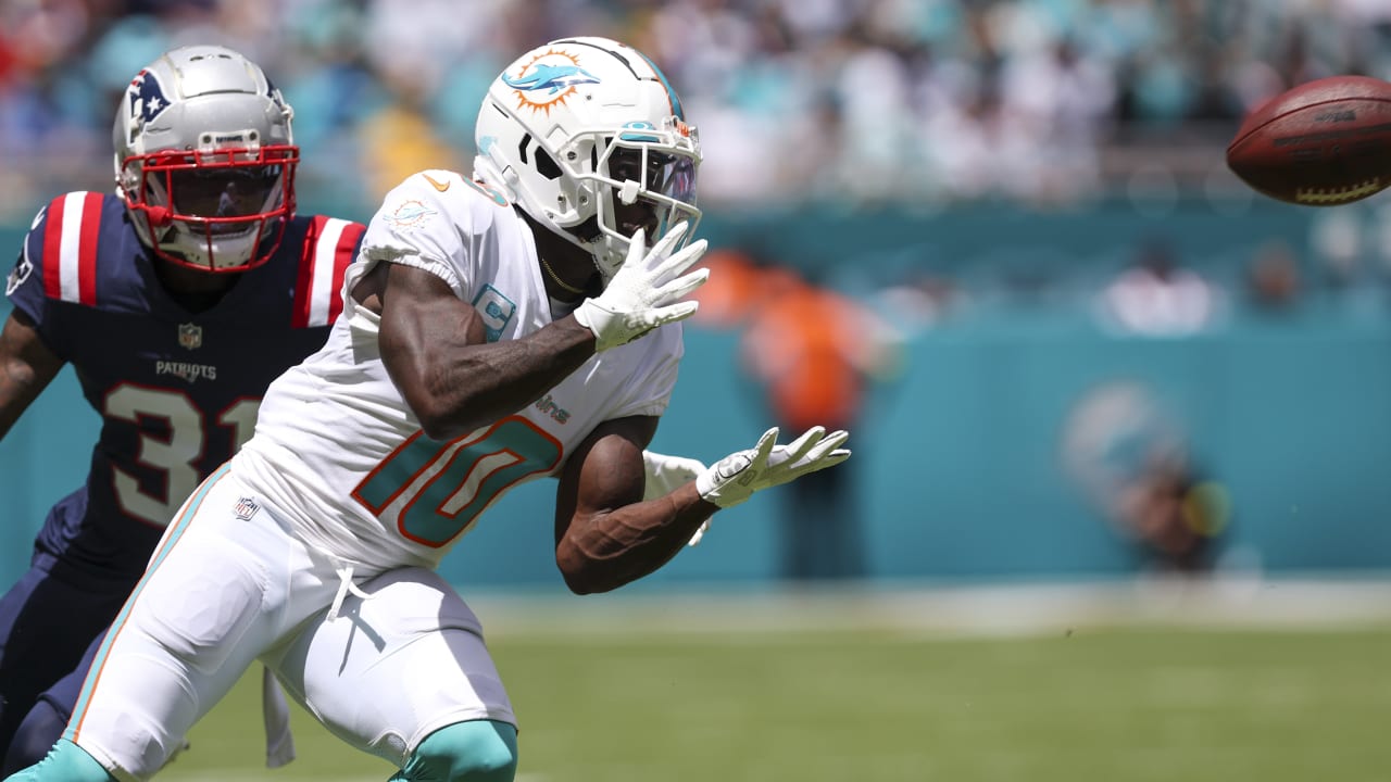 Miami Dolphins quarterback Tua Tagovailoa pinpoints wide receiver Tyreek Hill for 23-yard gain ...