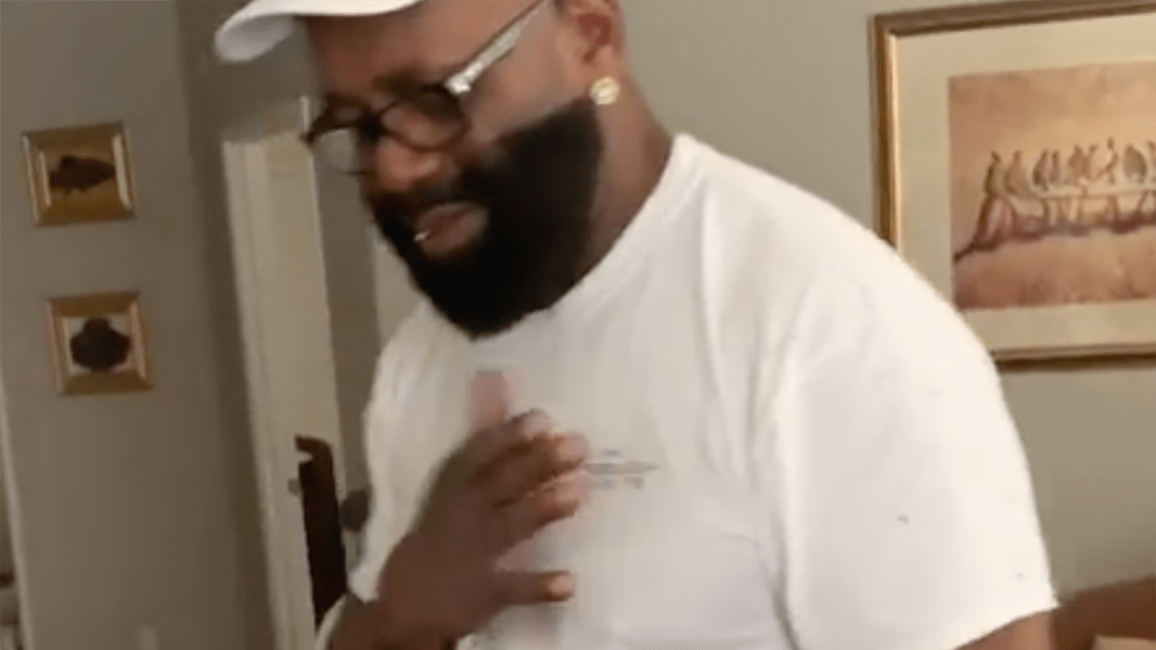 Watch Kenjon Barner's dad receive Super Bowl ring