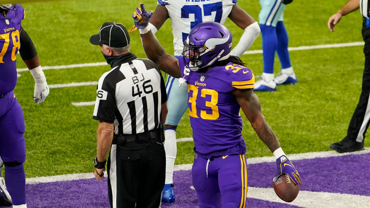 Minnesota Vikings running back Dalvin Cook somehow keeps his balance on ...