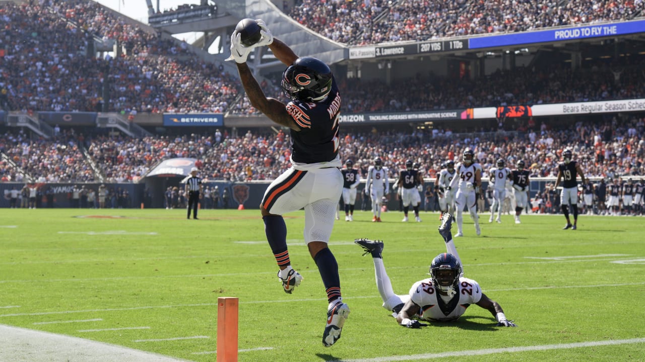 Chicago Bears quarterback Justin Fields lofts 29-yard TD pass to toe-tapping wide receiver DJ Moore