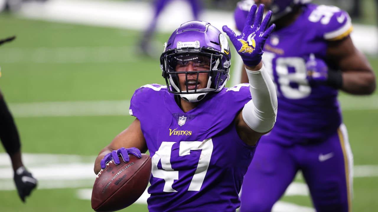 Minnesota Vikings linebacker Hardy Nickerson gets gift-wrapped INT off ...