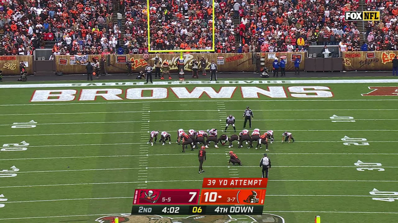 Cleveland Browns kicker Cade York's 39-yard FG attempt couldn't be more off