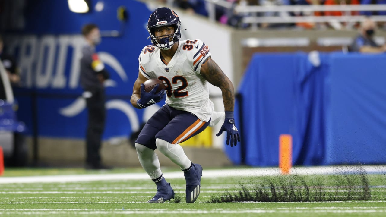Chicago Bears running back David Montgomery carries multiple Detroit ...