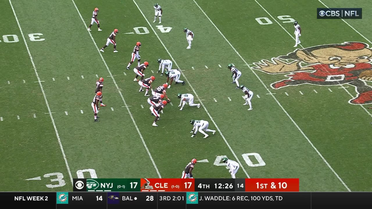 Cleveland Browns running back Nick Chubb hurdles defender on 22-yard burst