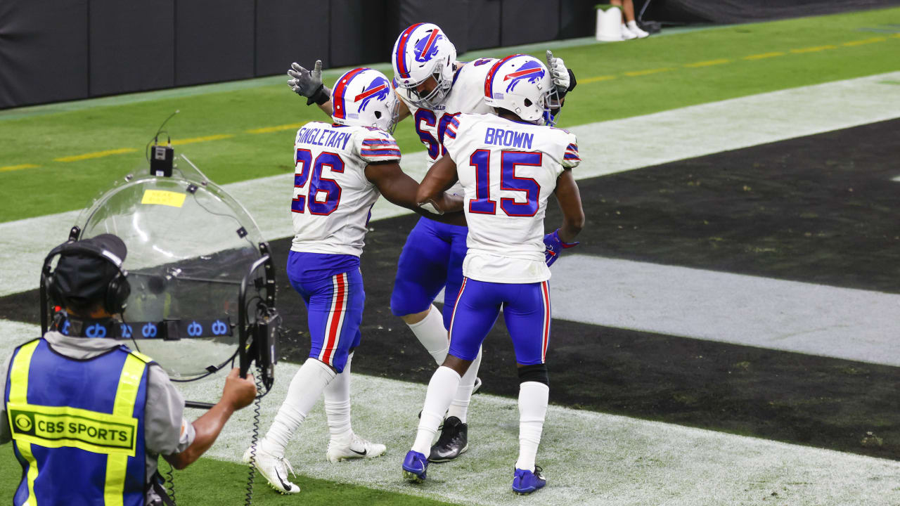 Chicago Bears running back Devin Singletary turns an off-tackle run ...