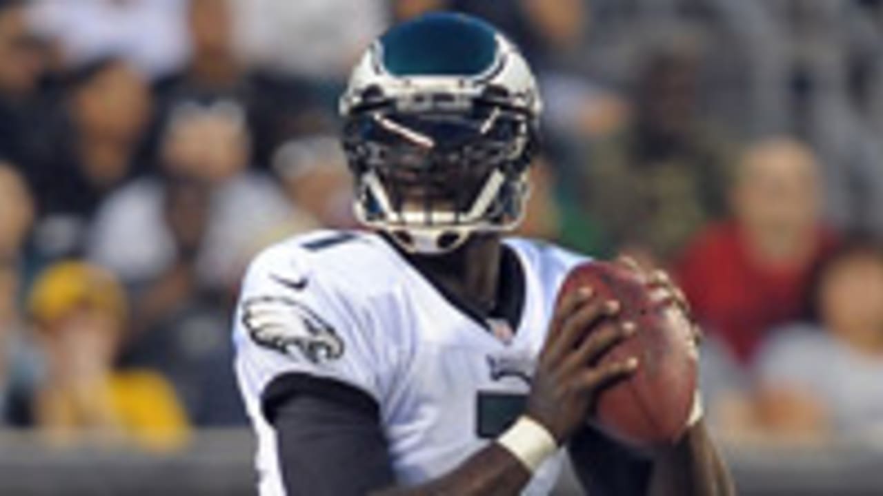 Michael Vick hurts thumb in Eagles' preseason opener