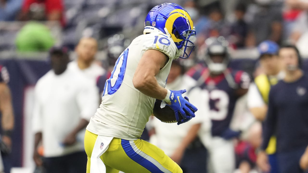 Los Angeles Rams wide receiver Cooper Kupp speeds past a host of ...