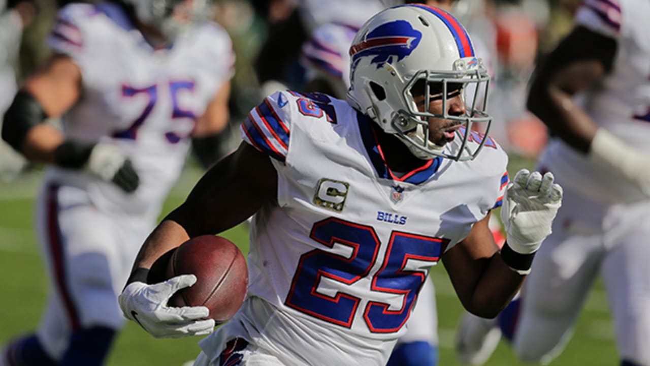 LeSean McCoy spins away from tackle for 23-yard gain