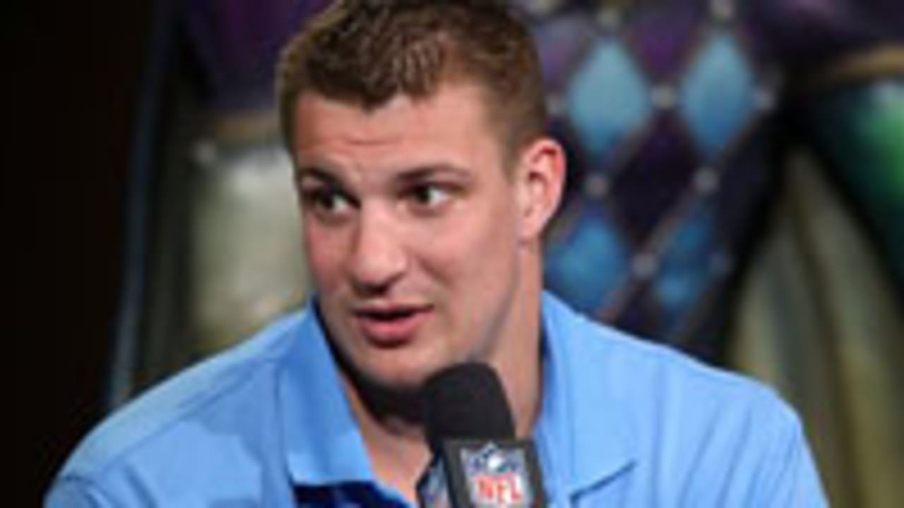 Rob Gronkowski dances shirtless, lands on broken arm