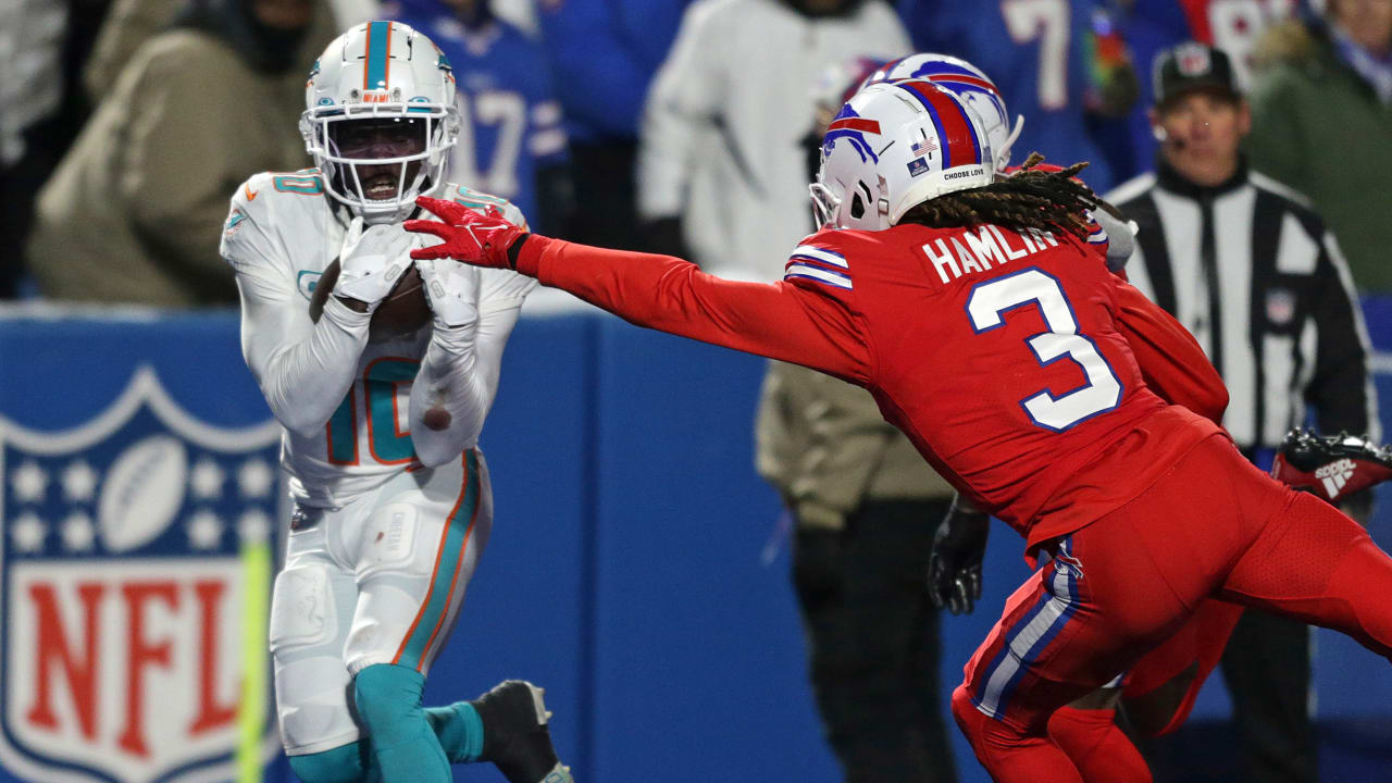 Miami Dolphins wide receiver Tyreek Hill catches a 20-yard TD bomb from quarterback Tua Tagovailoa
