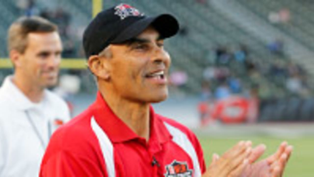 Ex-New York Jets coach Herm Edwards speaks to Alabama team
