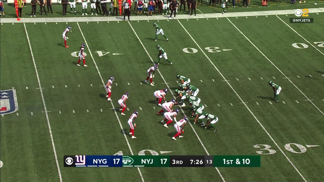 New York Jets quarterback Mike White flashes arm strength on 17-yard zip pass to wide receiver ...