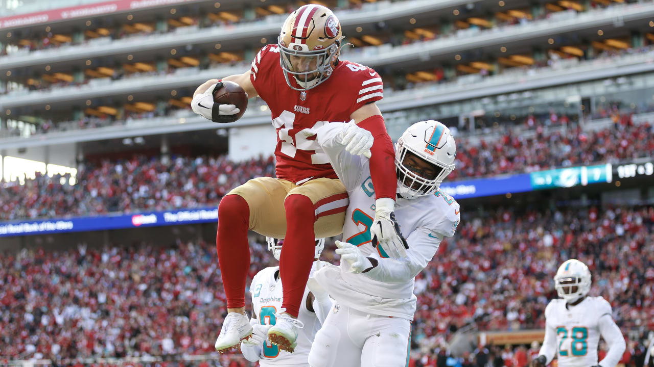 San Francisco 49ers fullback Kyle Juszczyk hurdles over pylon for 3-yard TD