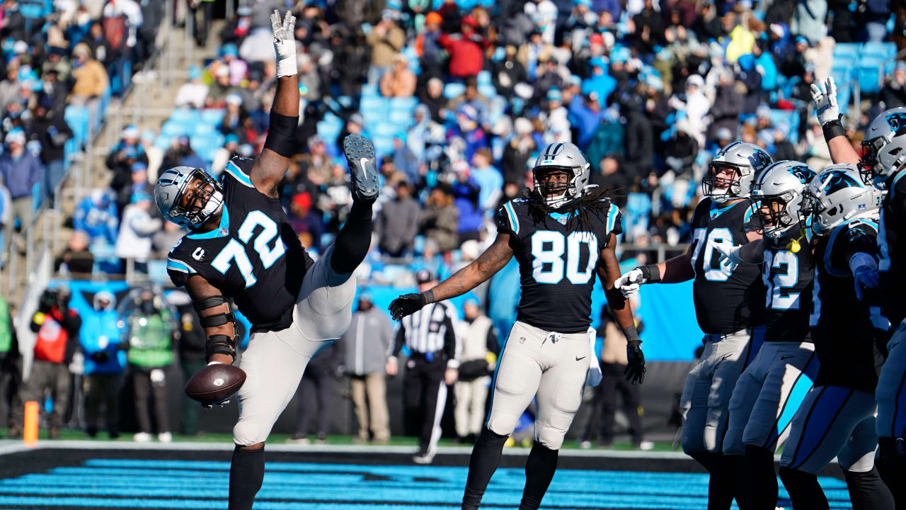 Carolina Panthers running back D'Onta Foreman cuts back inside for a 4 ...