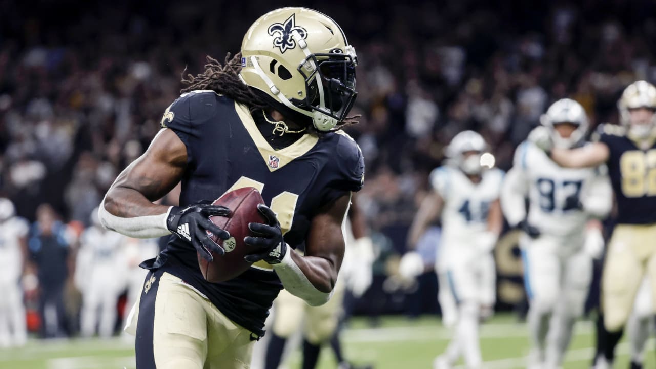 New Orleans Saints running back Alvin Kamara rumbles through defenders ...