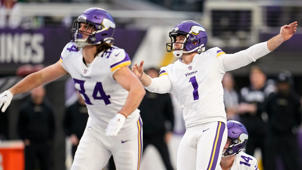Can't-Miss Play: 61-yard FG for the game! Minnesota Vikings kicker Greg ...