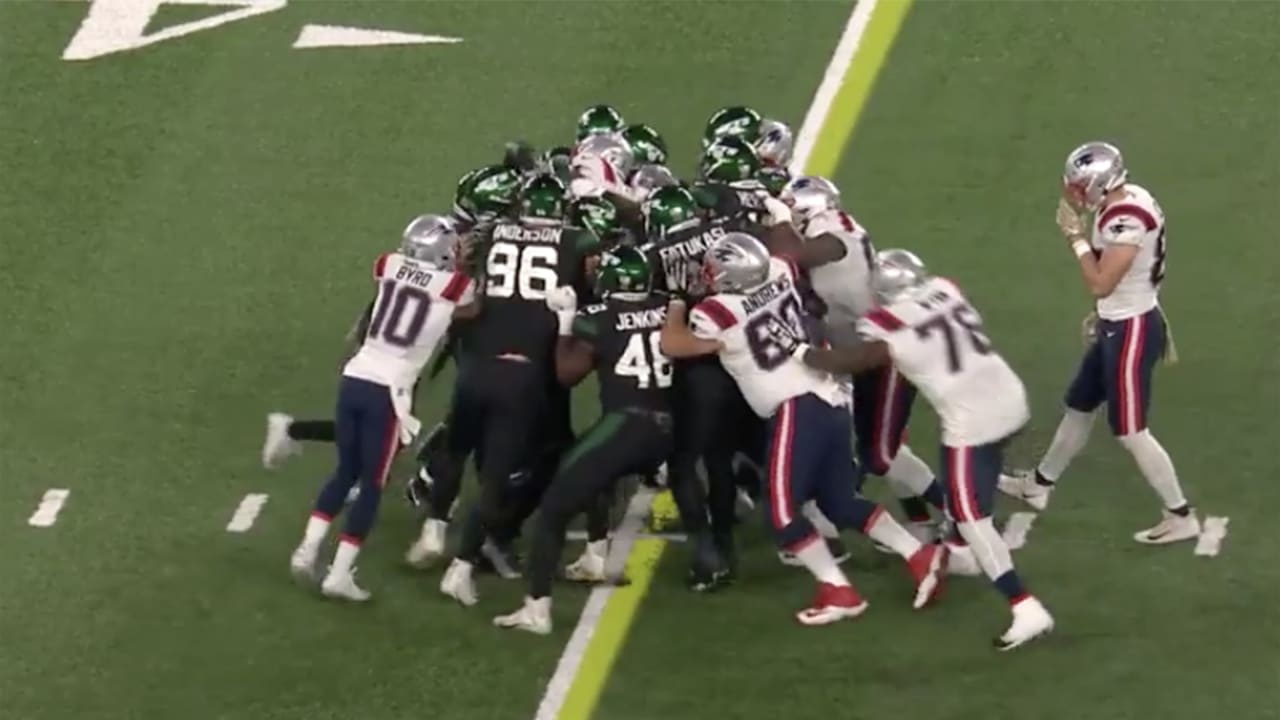 New England Patriots show their strength, push pile to a first down