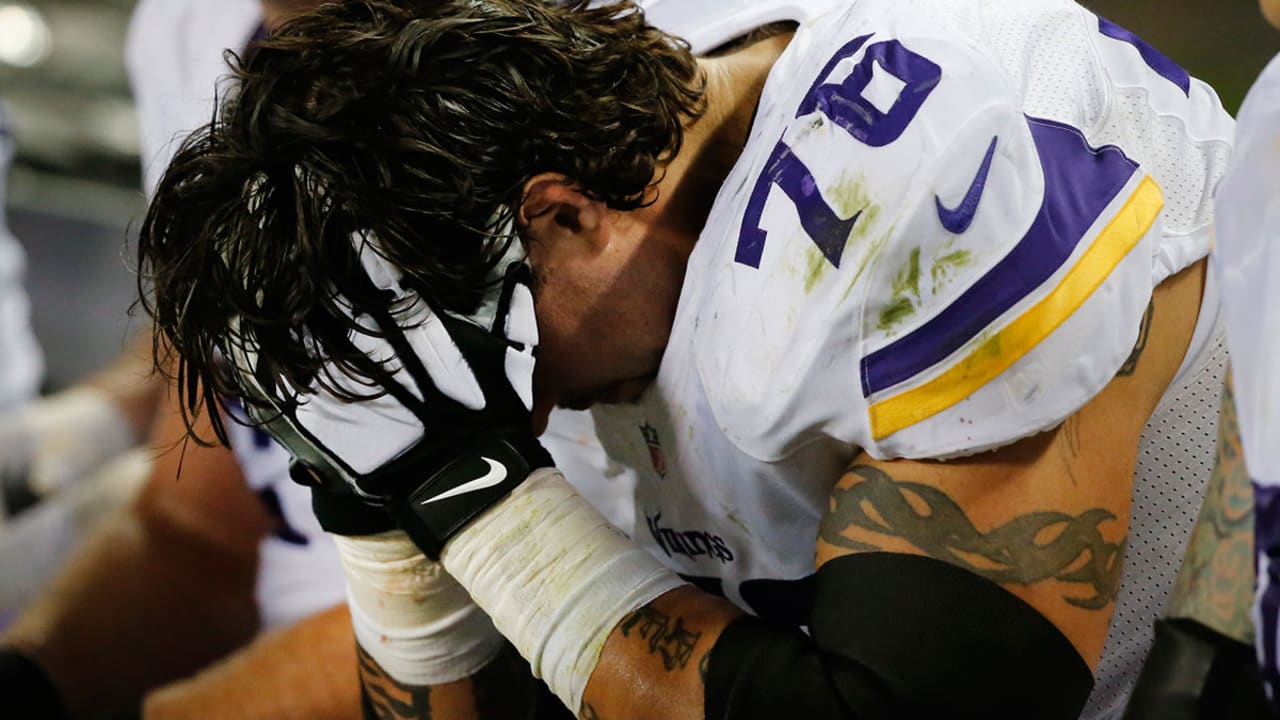 Vikings' plane slides off runway, causes 2-hour delay