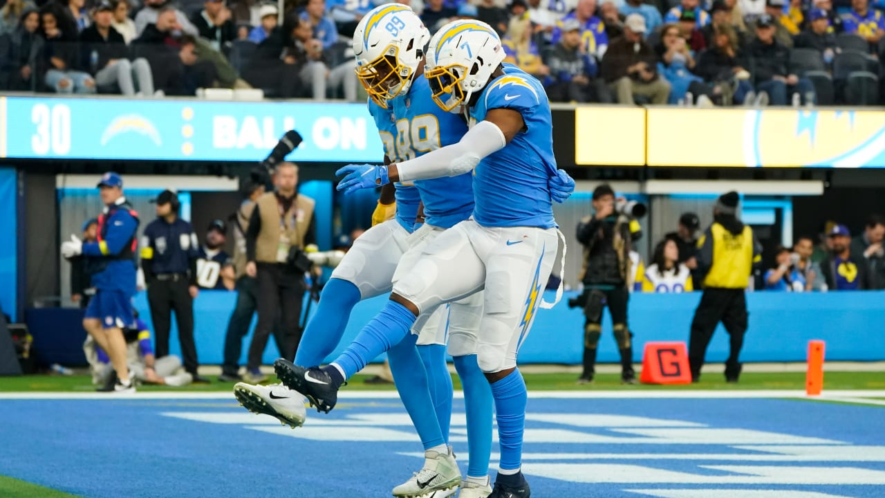 Los Angeles Chargers tight end Gerald Everett gets open over middle to ...