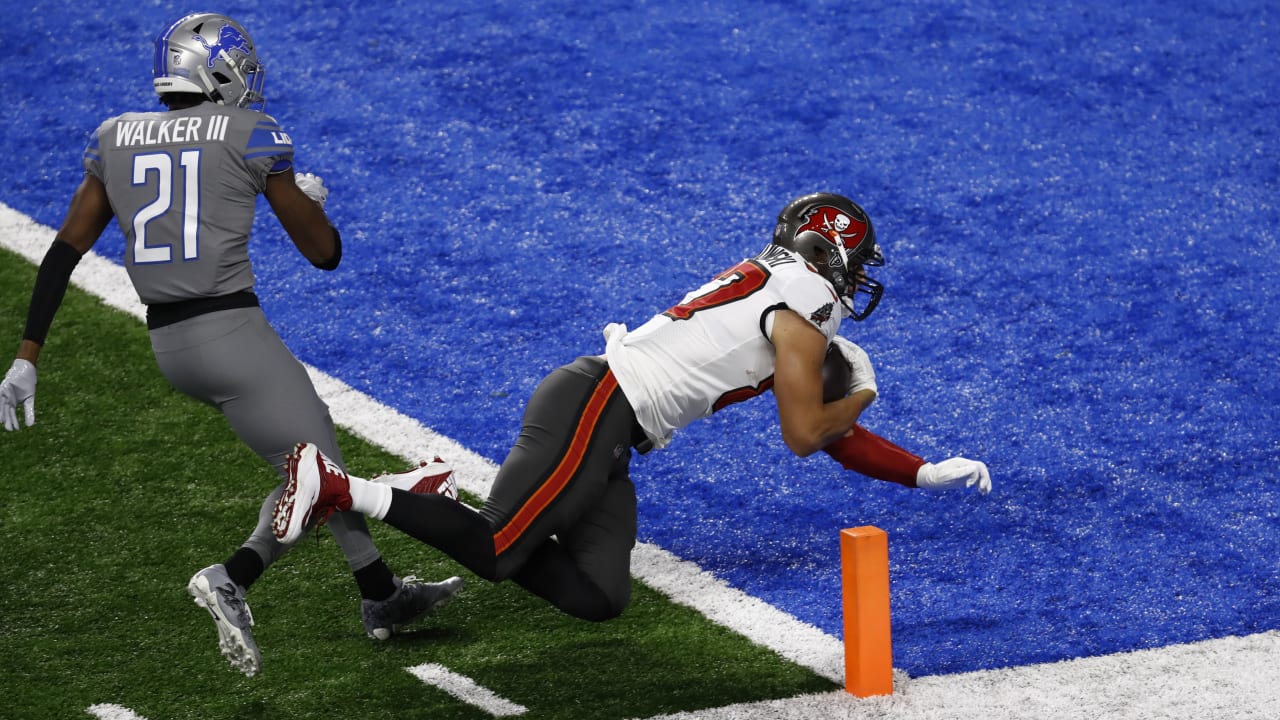 Can't-Miss Play: Tampa Bay Buccaneers quarterback Tom Brady, tight end ...