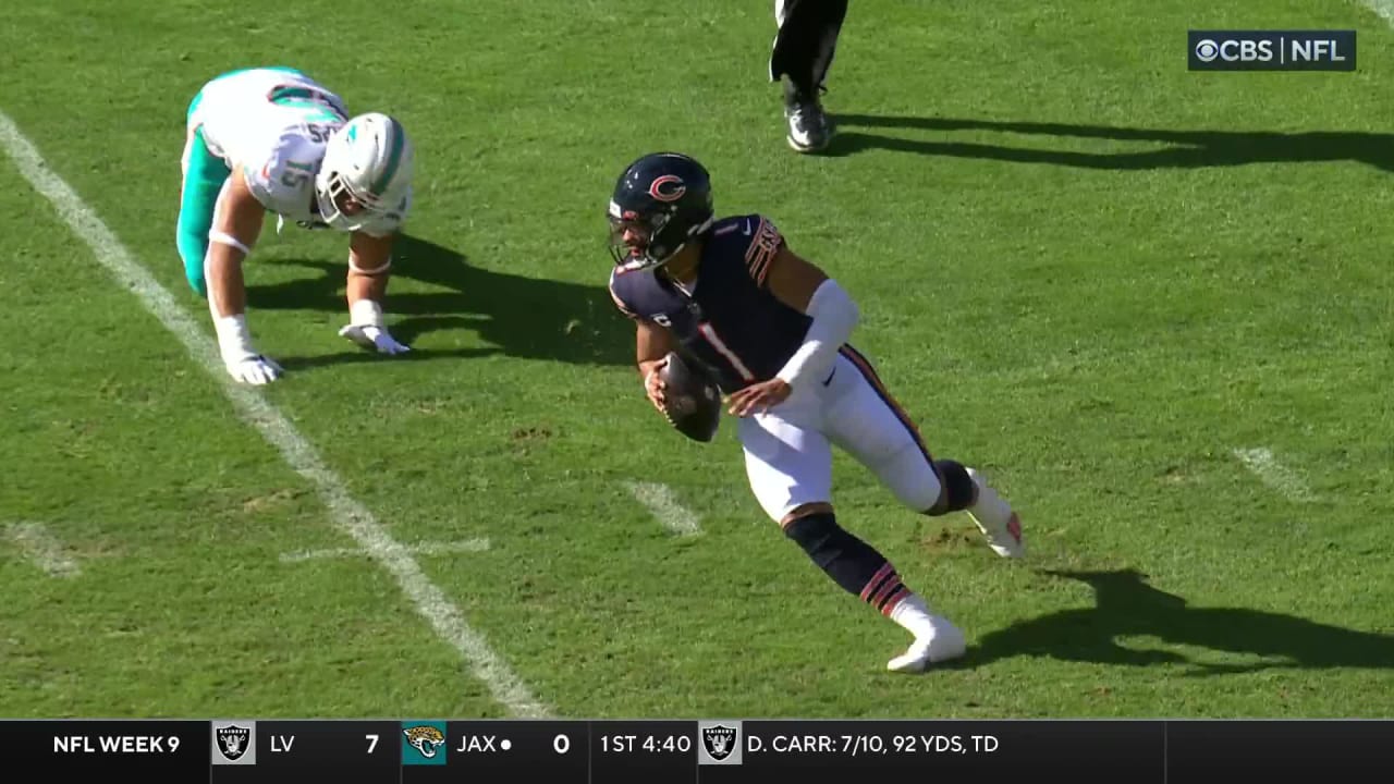 Chicago Bears quarterback Justin Fields' spin move disorients Miami ...