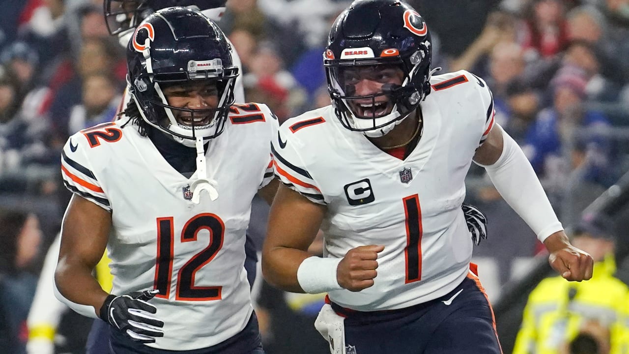 Chicago Bears quarterback Justin Fields cuts on a dime en route to 3 ...