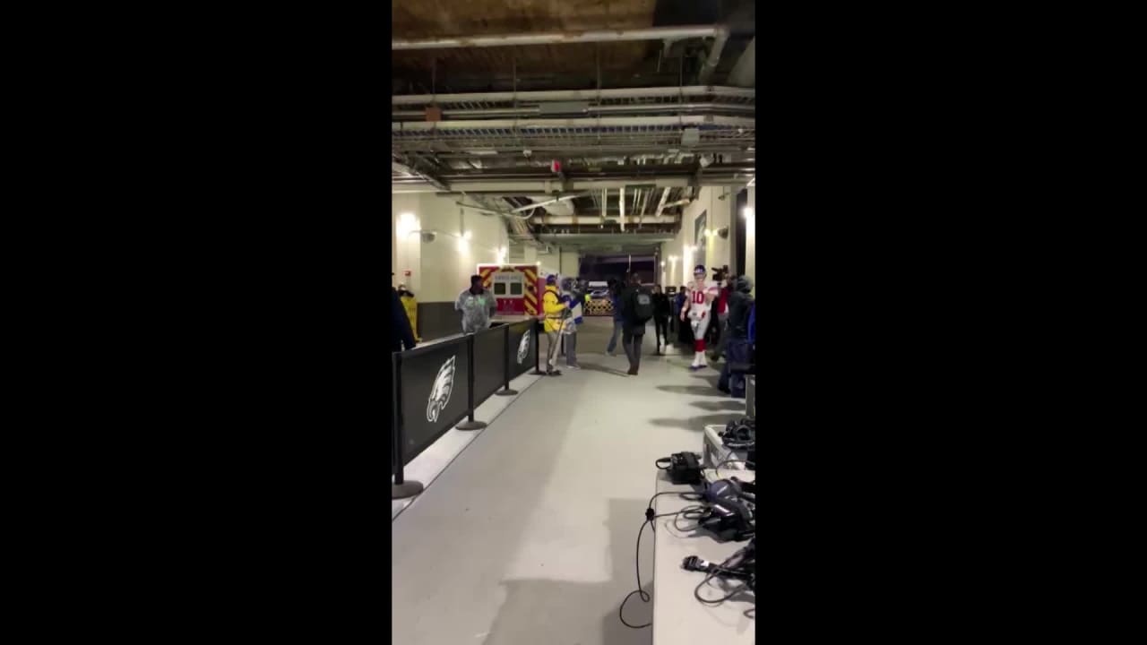 Eli Manning runs onto field before Week 14 'MNF'