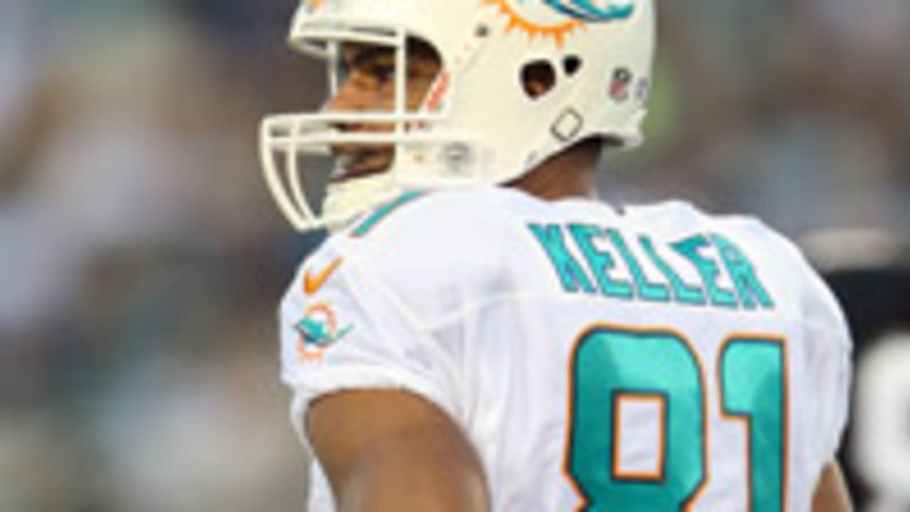 Dolphins' Dustin Keller carted off field with knee injury