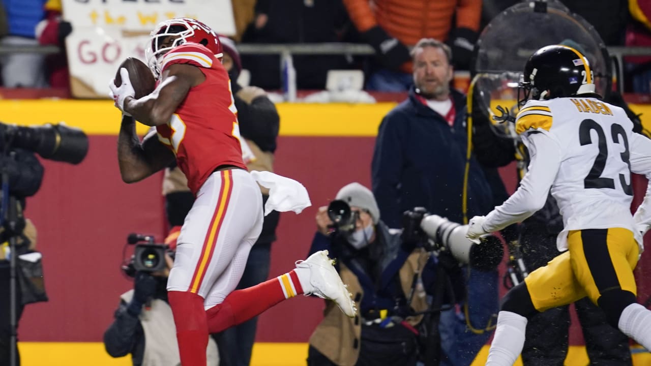 Kansas City Chiefs quarterback Patrick Mahomes' pump-fake creates a 12 ...