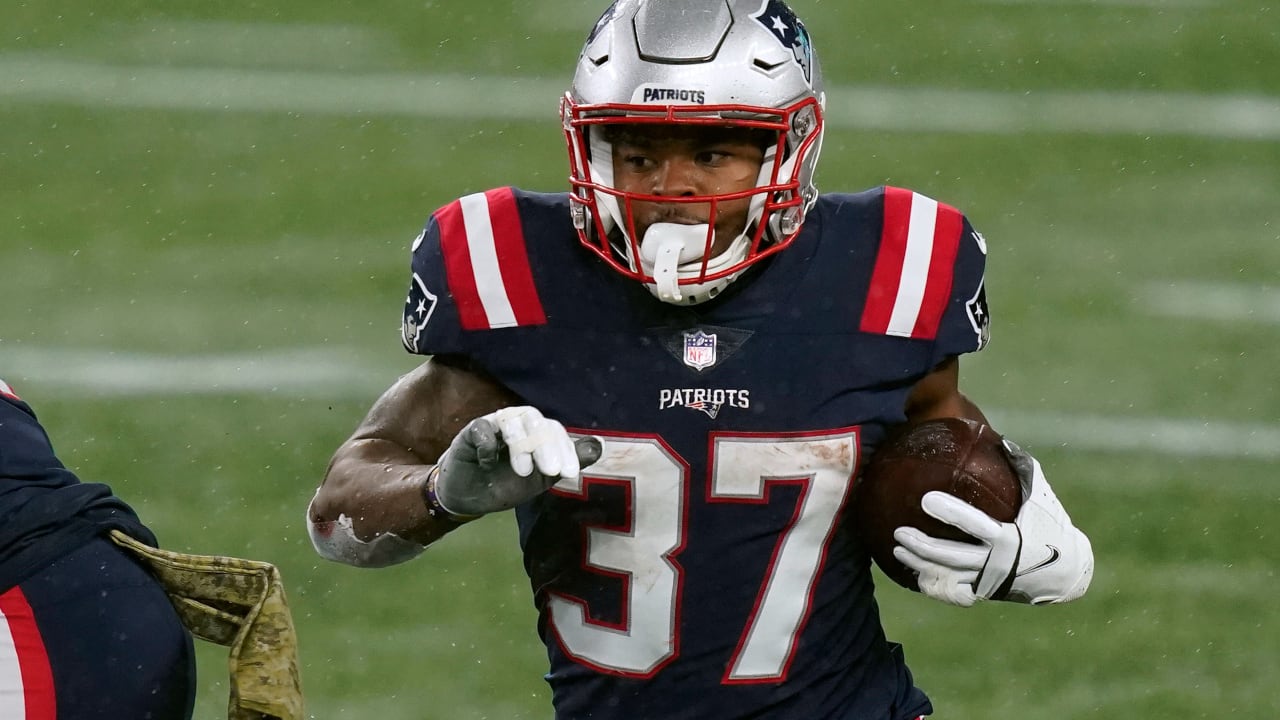 New England Patriots running back Damien Harris scurries for 25 yards ...