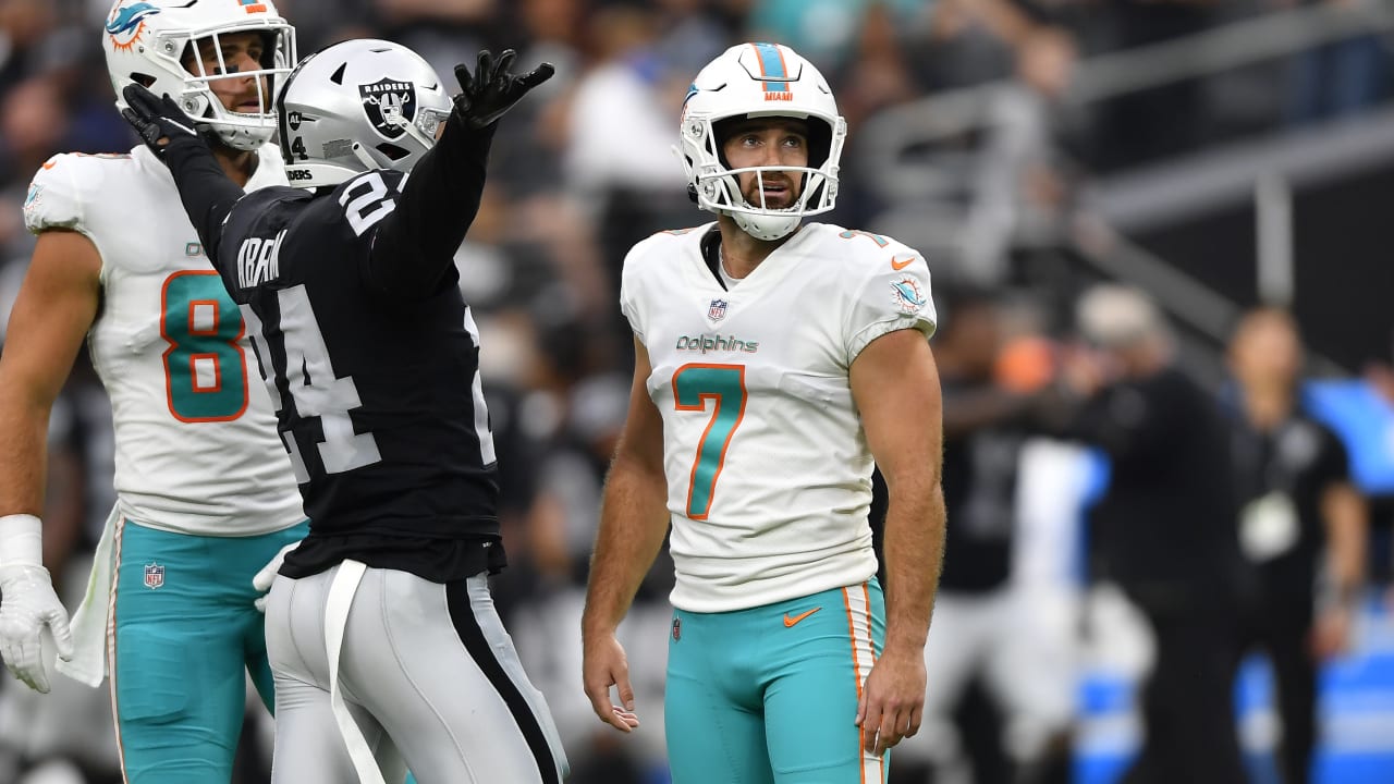Listen to goal-post's upright deny Miami Dolphins kicker Jason Sanders' 48-yard FG try before half
