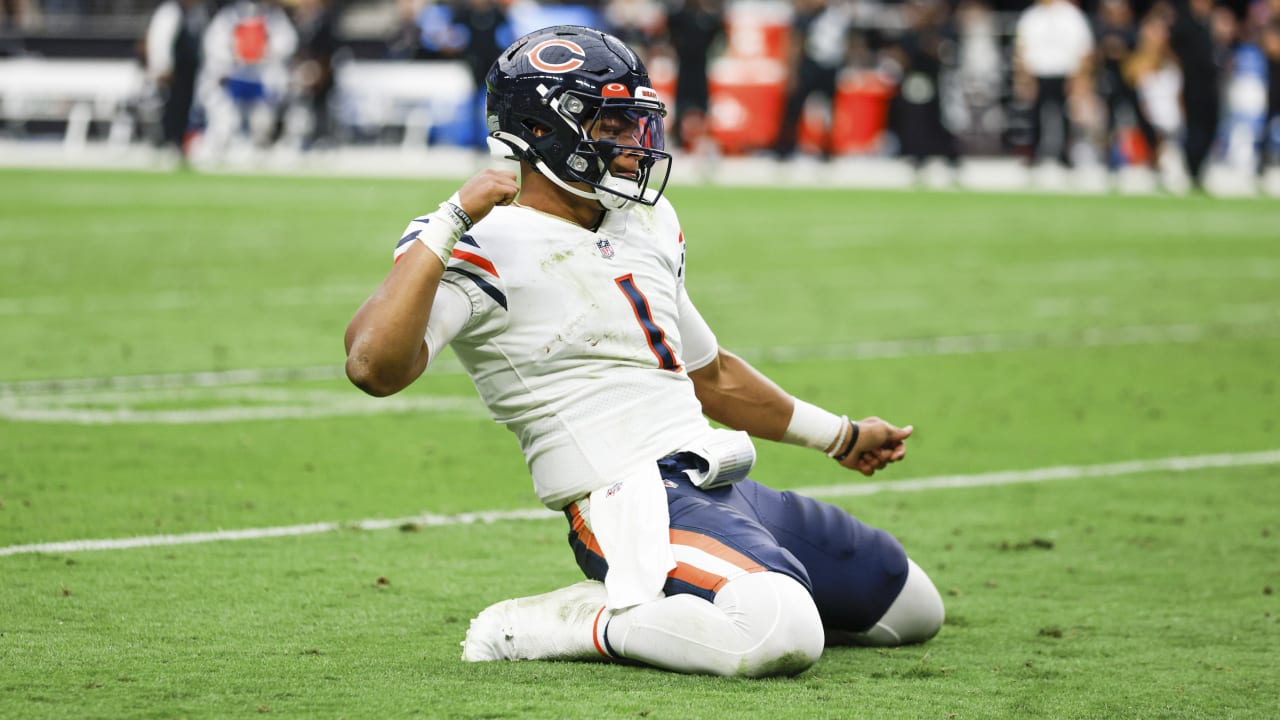 Chicago Bears quarterback Justin Fields delivers Bears tight end Jesper ...