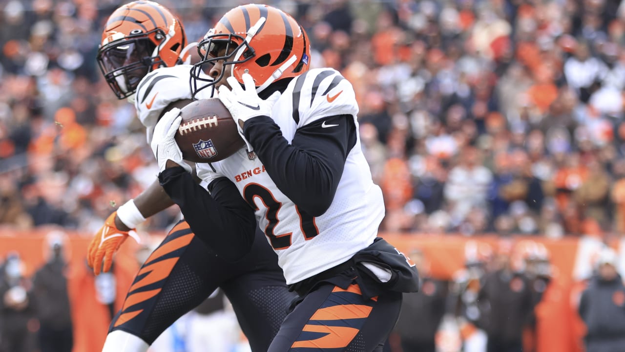 Cincinnati Bengals cornerback Mike Hilton gifted tipped ball for red ...