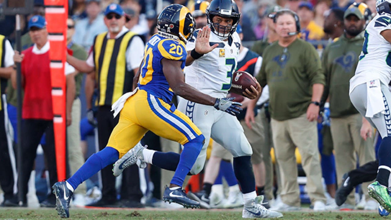 Wilson escapes pressure on 21-yard scramble