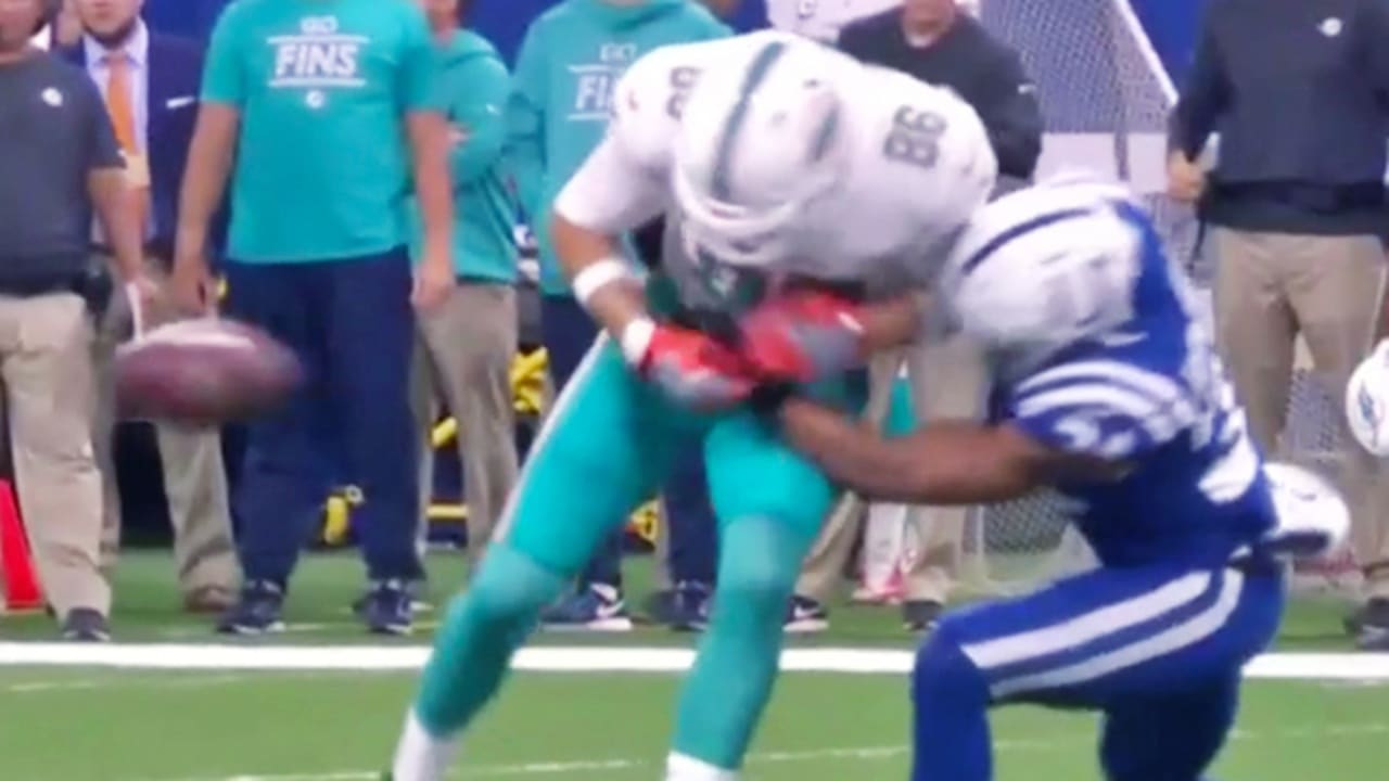 Mike vs. Mike: Mitchell forces Gesicki fumble, Colts recover