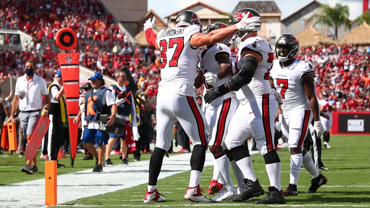 Tampa Bay Buccaneers quarterback Tom Brady works through his ...