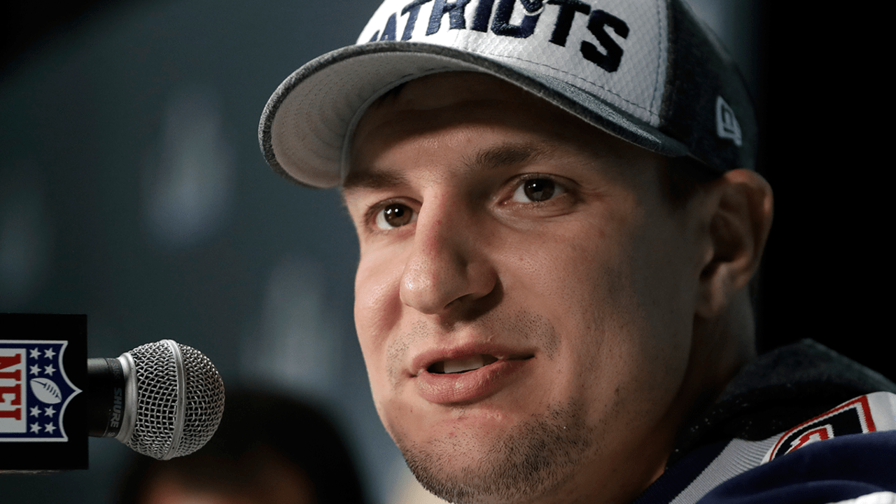 Rob Gronkowski gives financial advice to young Pats