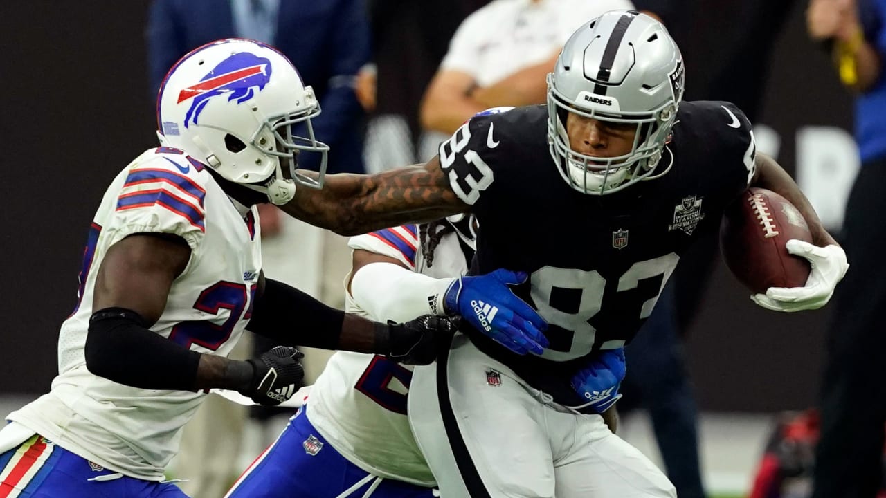 Las Vegas Raiders tight end Darren Waller takes a tight end screen pass ...