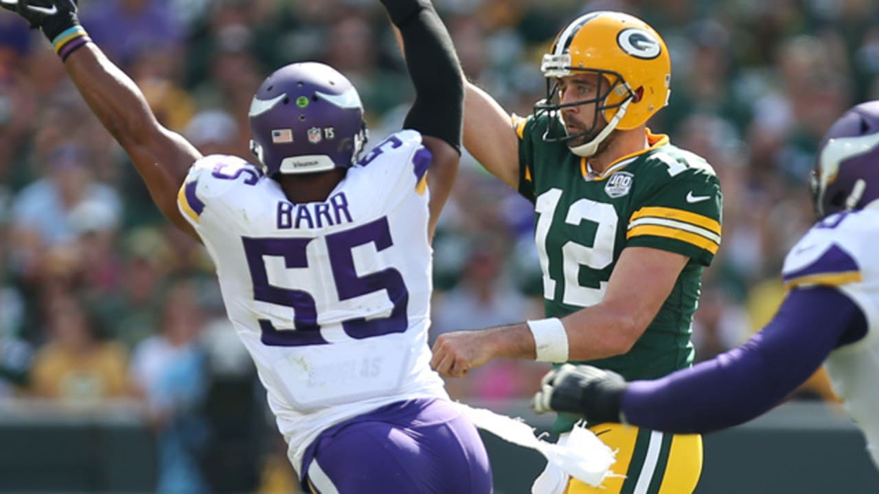 Anthony Barr avoids tackling Rodgers near sideline