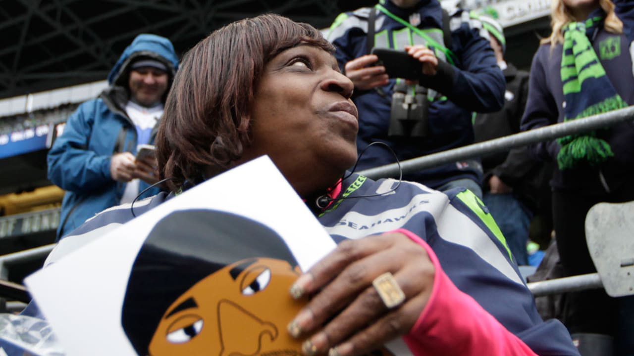 Lynch's mom: Bevell is worst play-caller ever