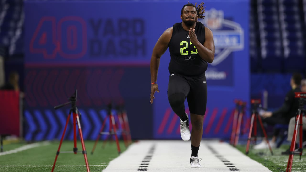 Offensive lineman Braxton Jones runs official 4.97-second 40-yard dash ...