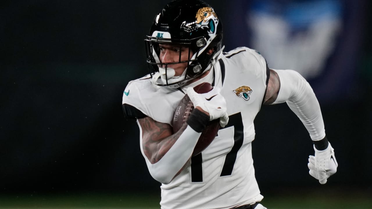 Jacksonville Jaguars tight end Evan Engram’s jersey absorbs heavy stain ...