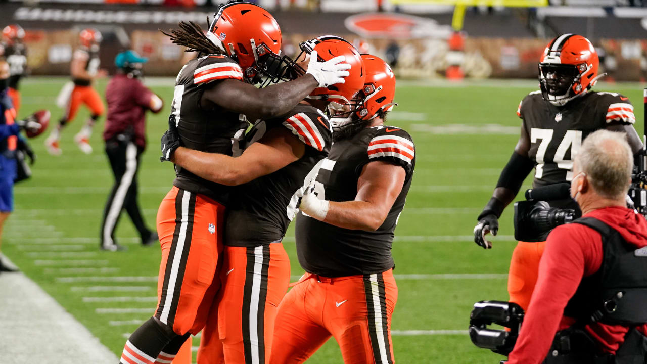 Impressive offense keys Browns' victory over rival Bengals