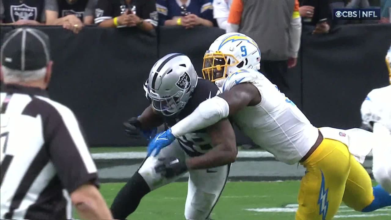 Los Angeles Chargers linebacker Kyle Van Noy scoops up fumble by Las ...