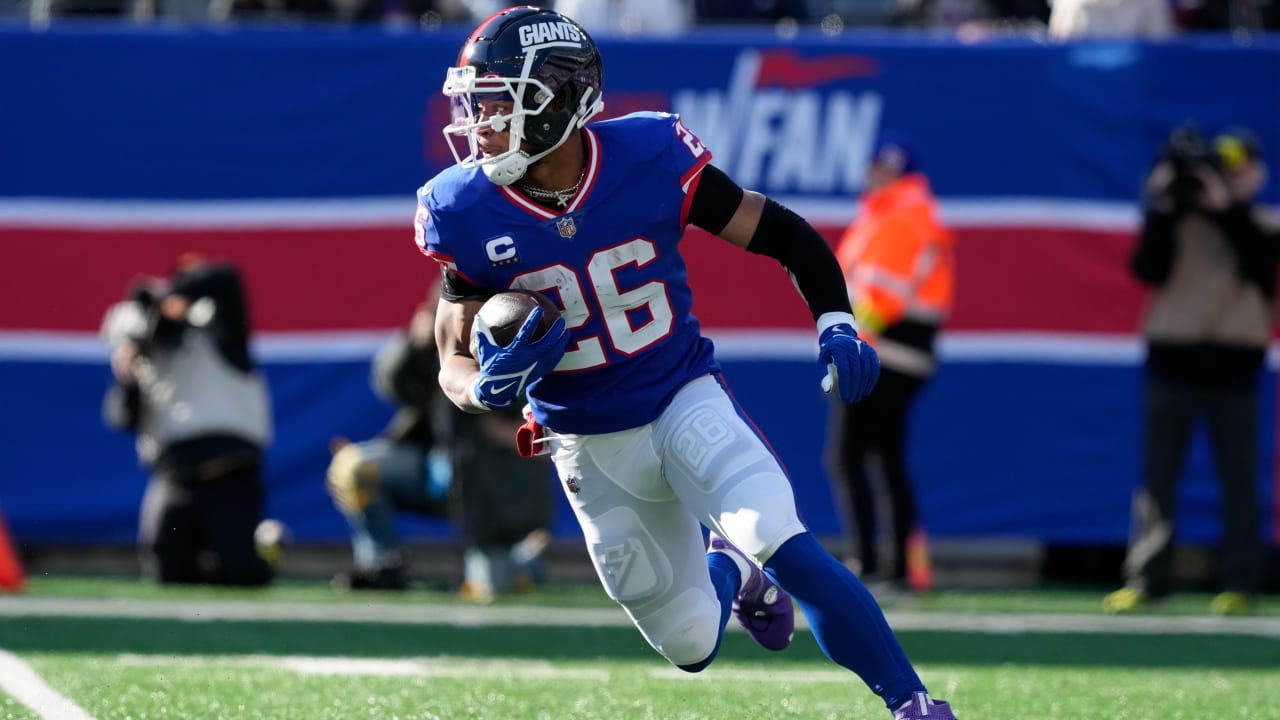 New York Giants running back Saquon Barkley bursts up the middle for 13 ...