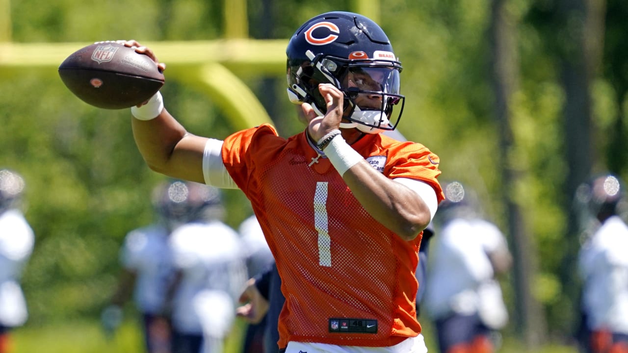 Does the Chicago Bears offense need Justin Fields at QB to be ...