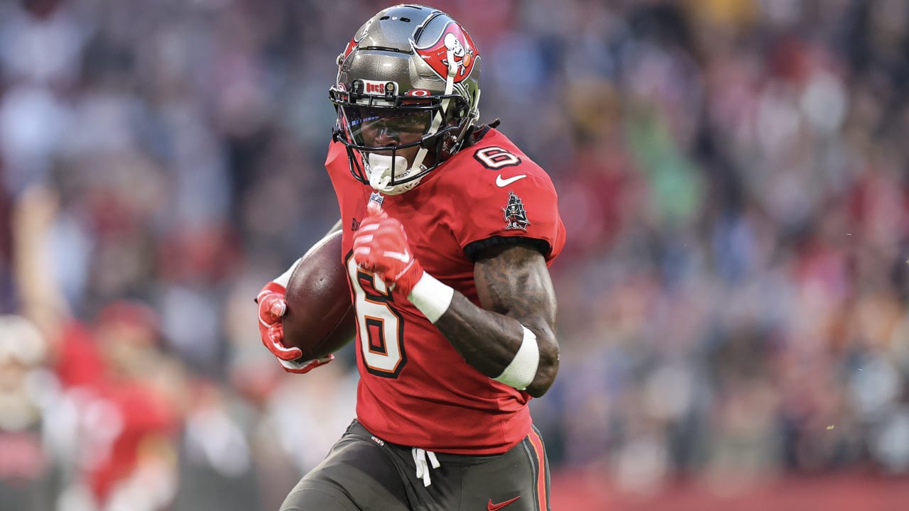 Tampa Bay Buccaneers wide receiver Julio Jones outraces defense for ...