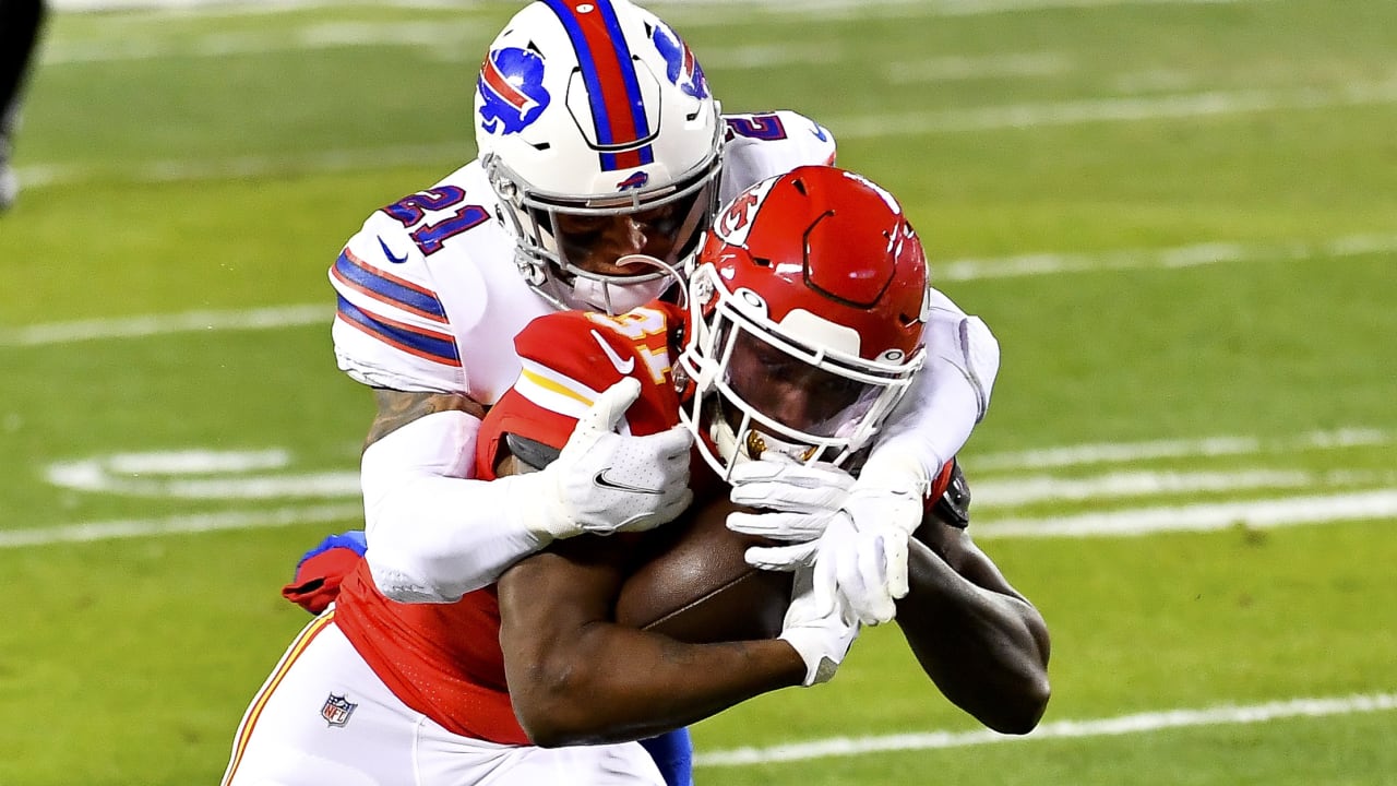 Kansas City Chiefs quarterback Patrick Mahomes fakes handoff to wide ...